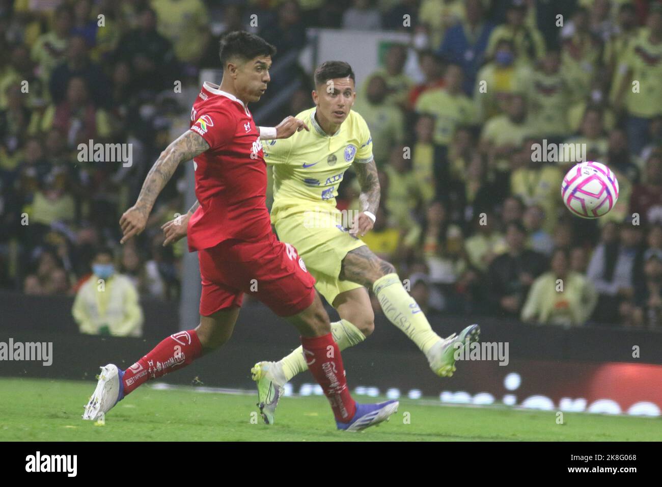 22 octobre 2022, Mexico, Mexique: Paul Rodríguez (R) de l'Amérique FC ...