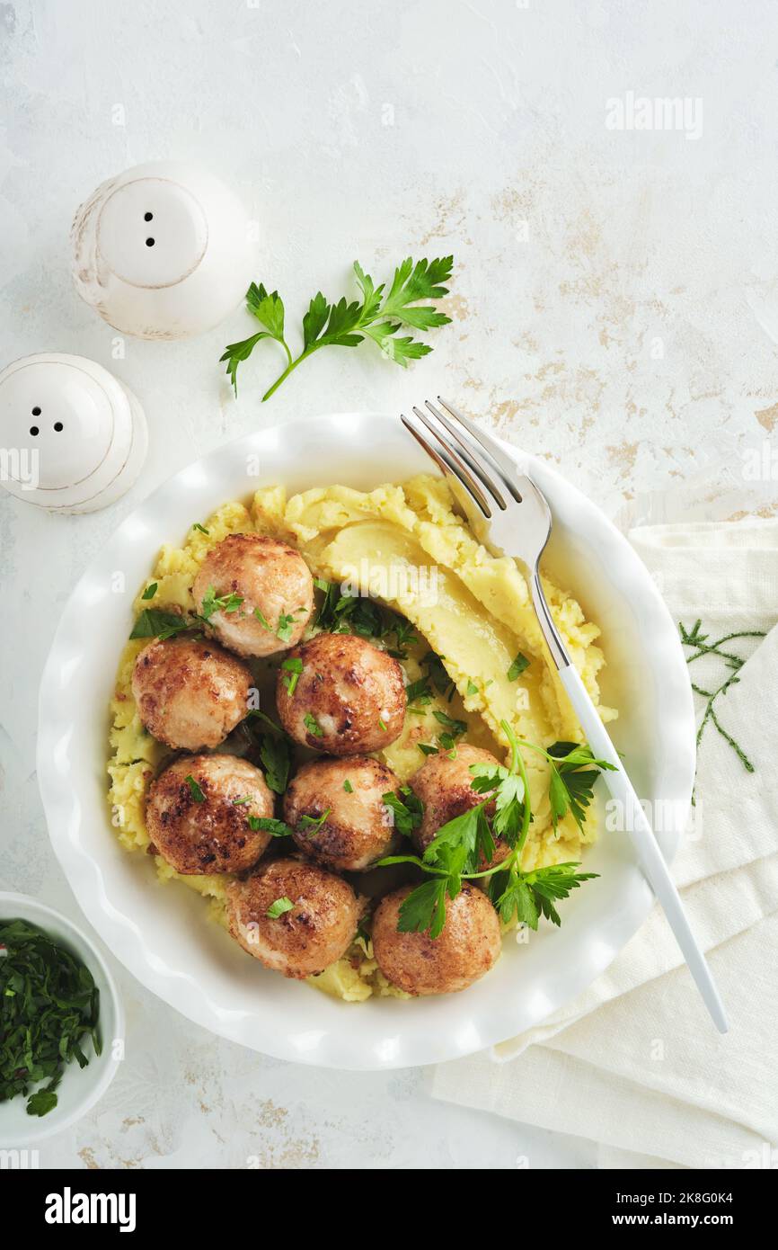 Boulettes de viande suédoises à la sauce crème, pommes de terre et ...