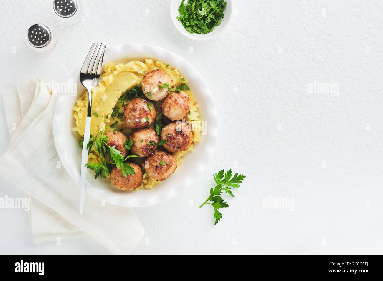 Boulettes de viande suédoises à la sauce crème, pommes de terre et ...