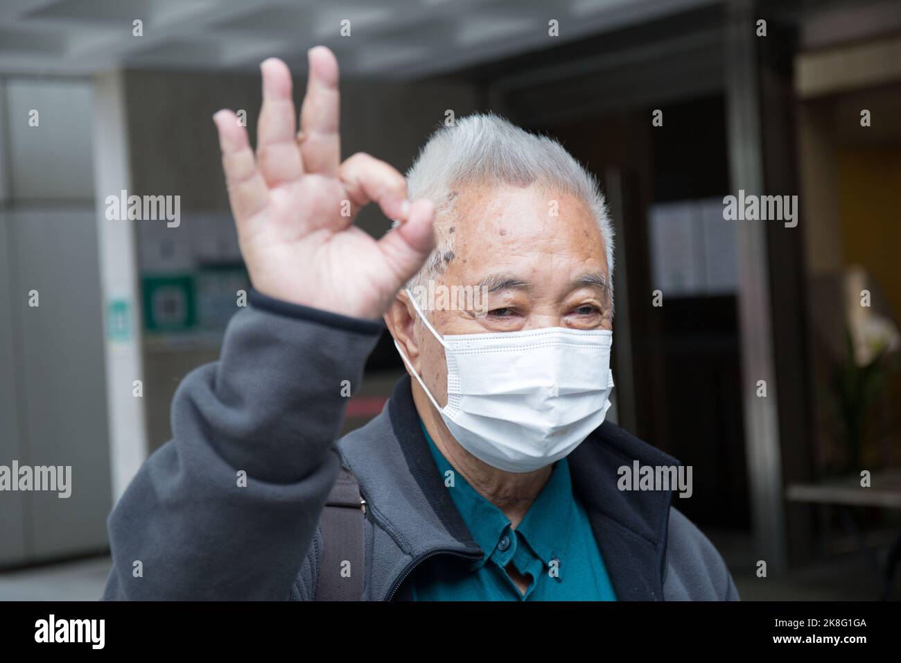 Le fonctionnaire à la retraite Kwok Cheuk-kin a soulevé un geste de ...