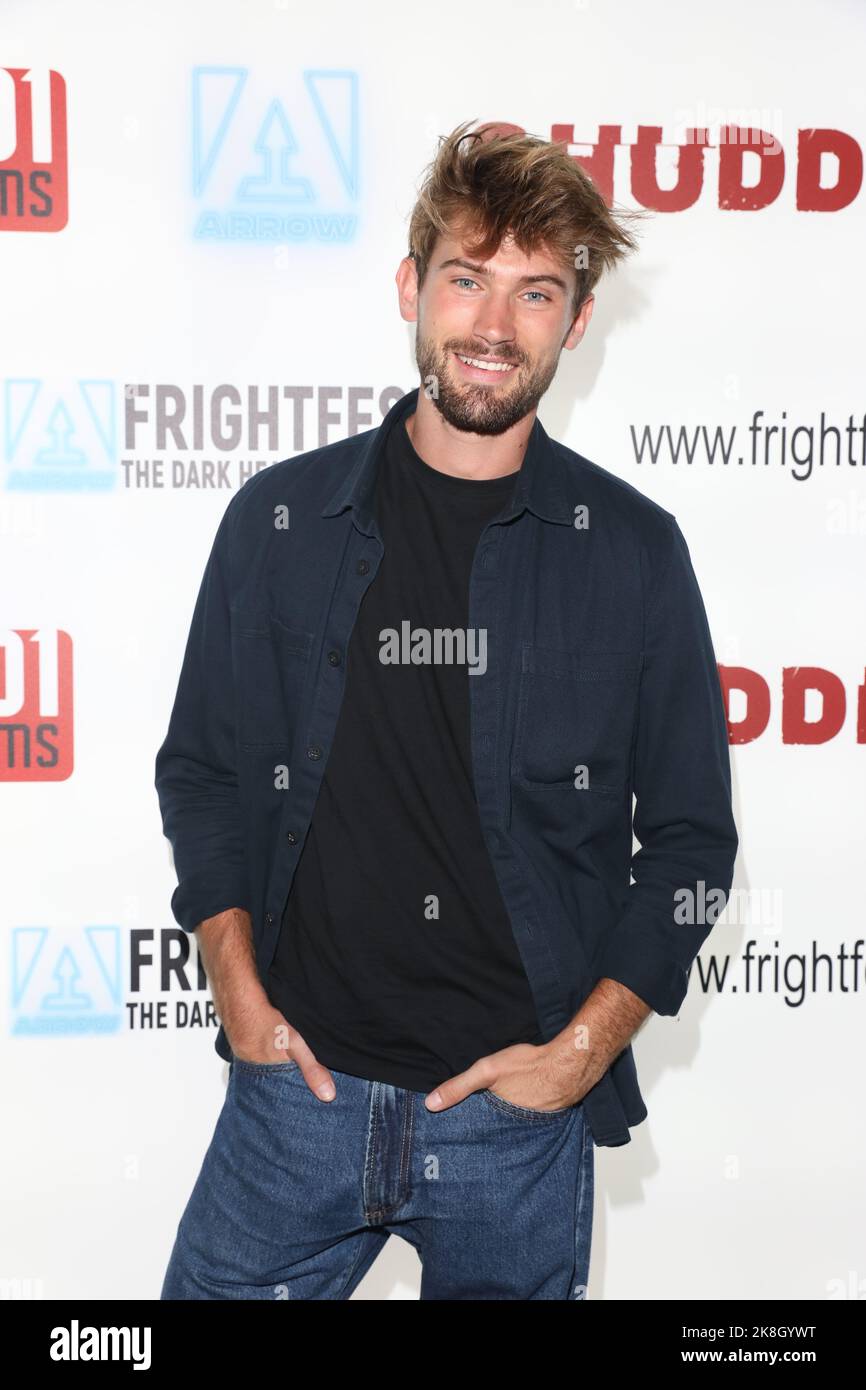 Victor Meutelet (Emily à Paris) assistez à la première du film « Deep ...