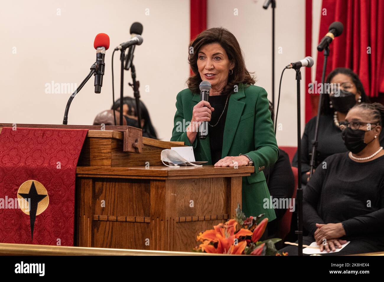 La gouverneure Kathy Hochul prononce un discours à l’église baptiste du ...