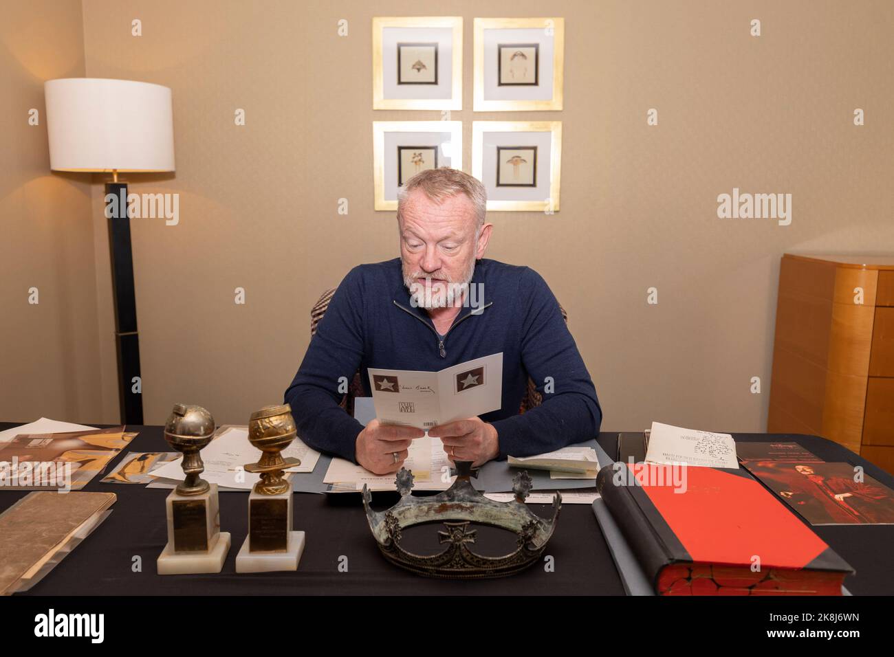 Jared Harris, fils de Richard Harris, regarde une carte Get Well ...