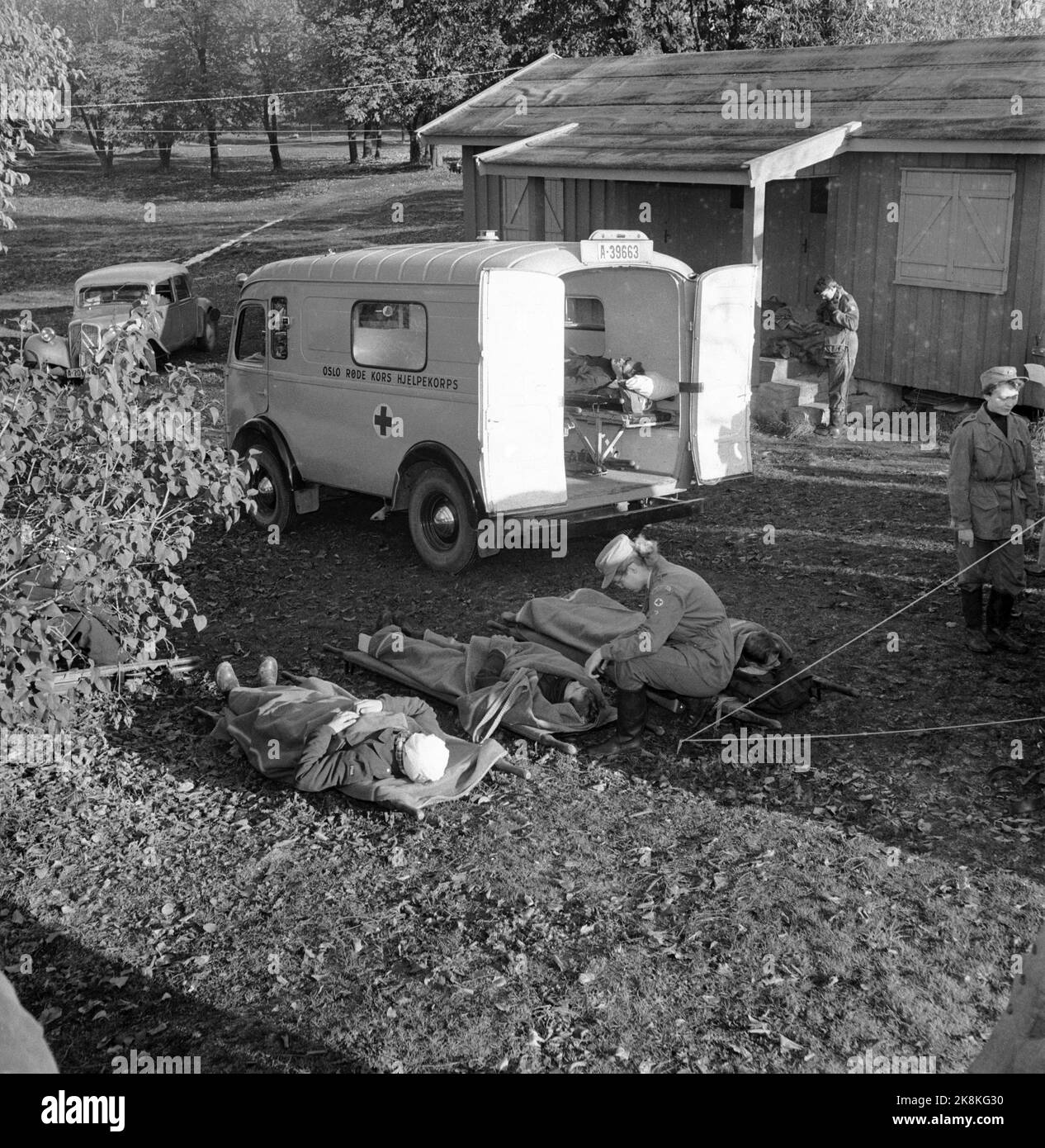 Oslo 1955 SOS au corps de secours la Croix-Rouge organise un exercice ...