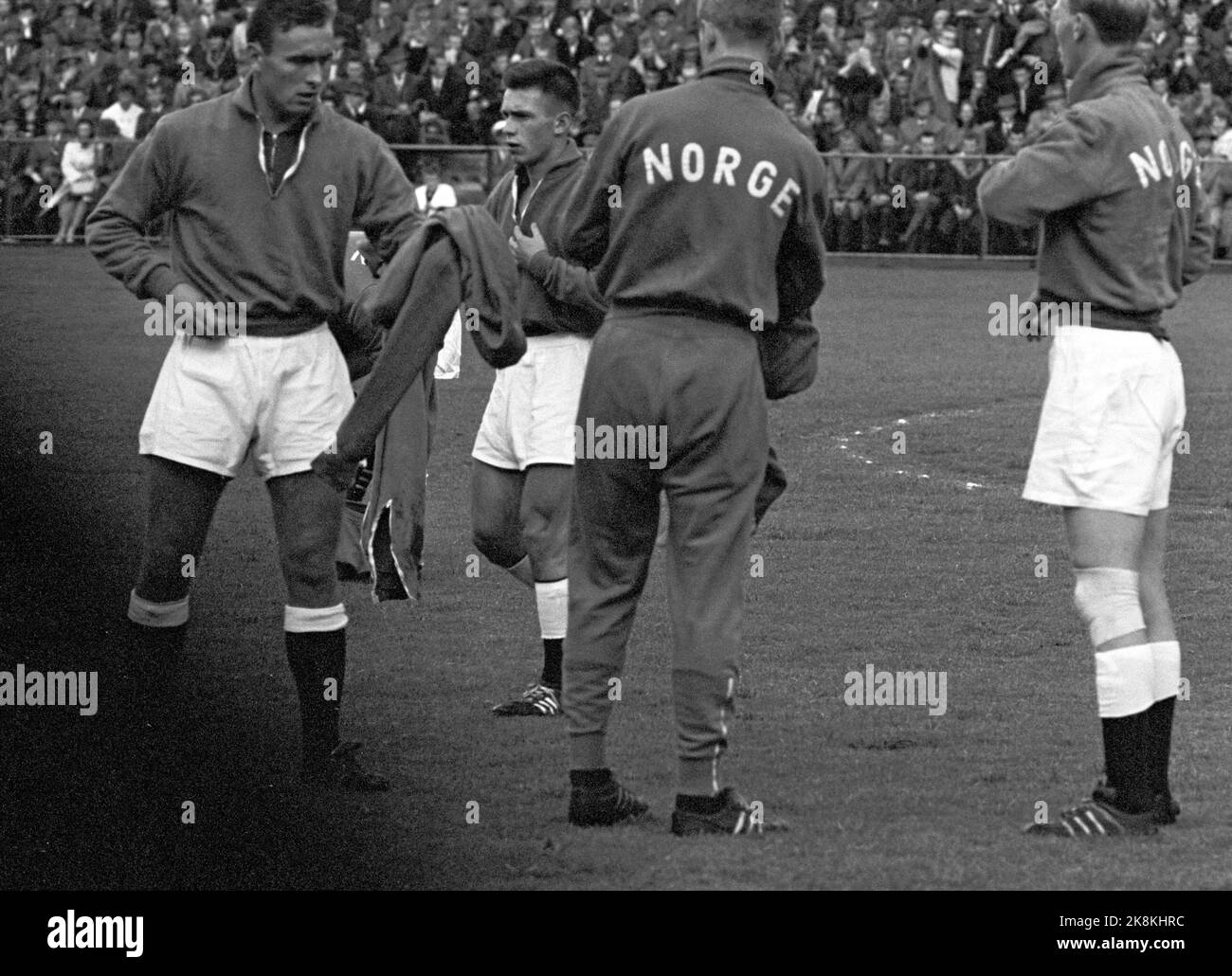Bergen 26. août 1962. Dagens mann heter Kniksen Landskamp i fotball Norge - Finlande i Bergen ...