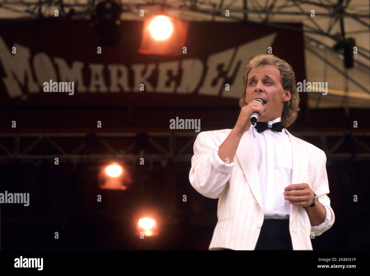 L'artiste rune rudberg divertit au mom market photo Banque de ...