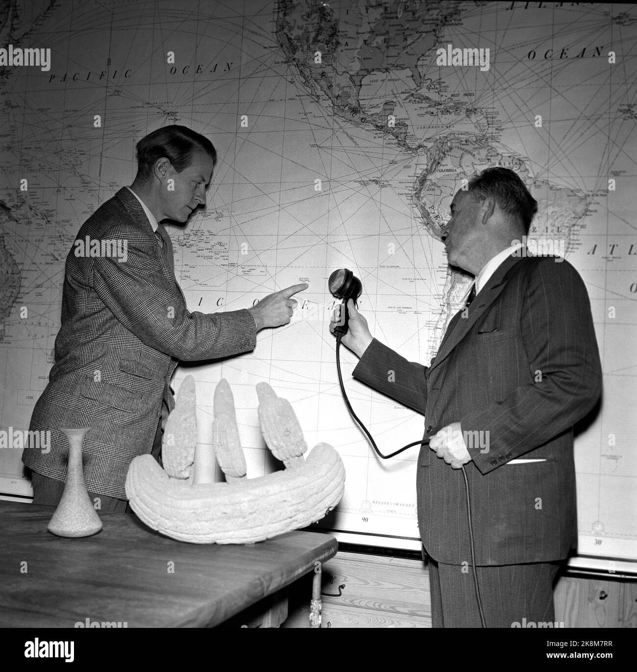 Oslo 19561005 Thor Heyerdahl est interviewé au NRK après son expédition ... Oslo 19561005 Thor Heyerdahl est interviewé au NRK après son expédition ...