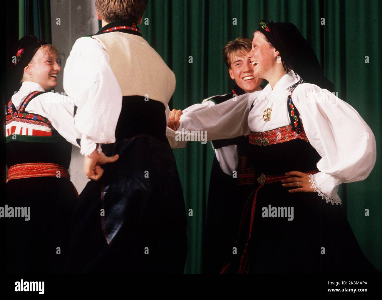 La princesse martha louise danse la danse folklorique setesdalsbunad ...