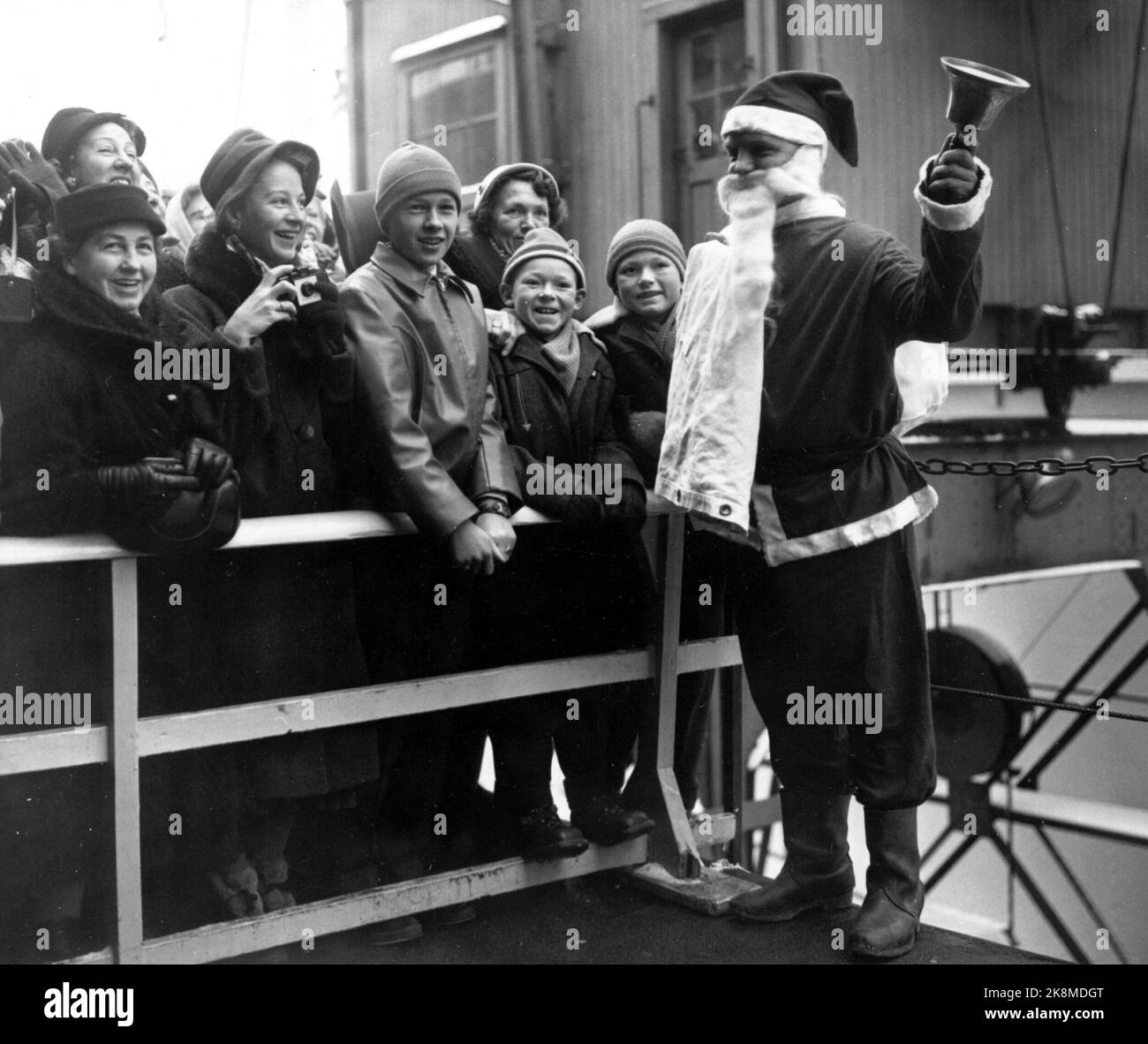 1958-12-21 le Père Noël a suivi la tradition qui, avant la descente de ...