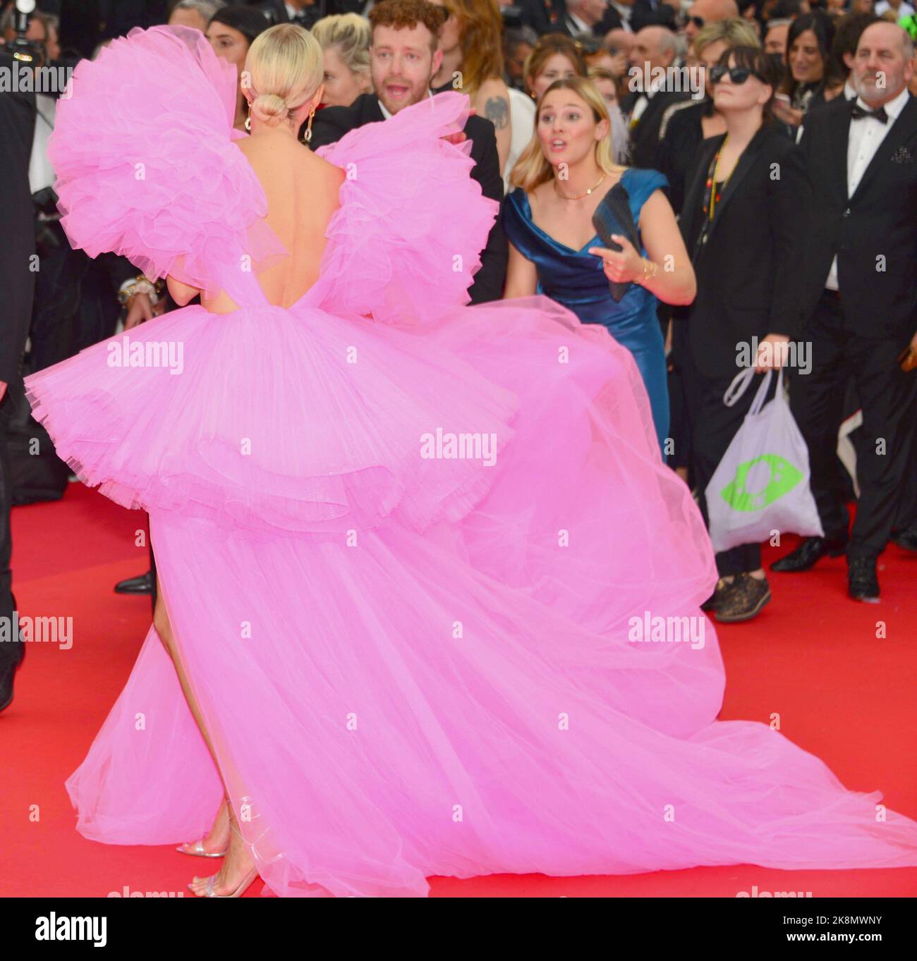 Leonie Hanne (robe de Nicole + Felicia) 'Top Gun: Maverick' Festival de ...