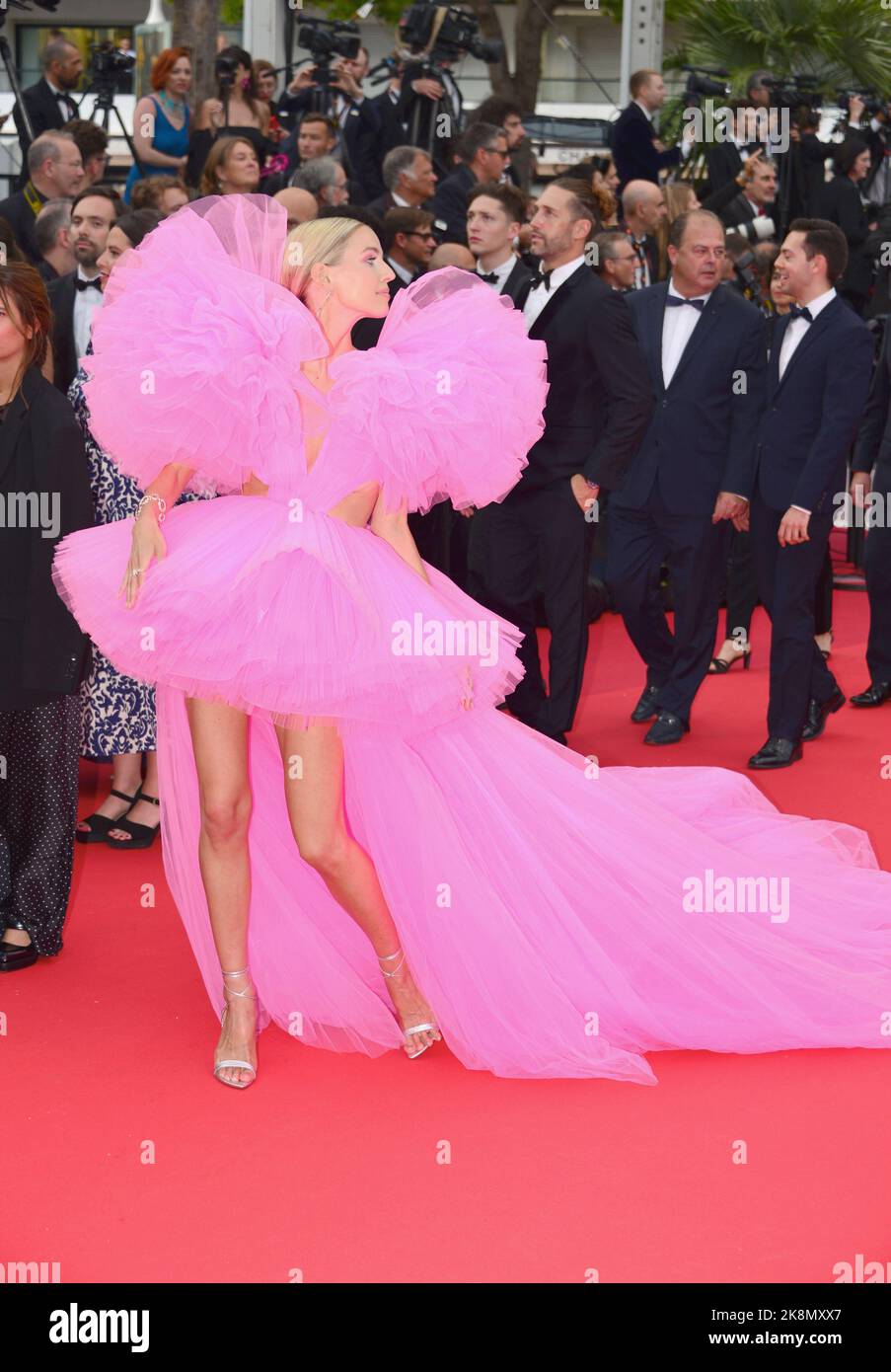 Leonie Hanne (robe de Nicole + Felicia) 'Top Gun: Maverick' Festival de ...