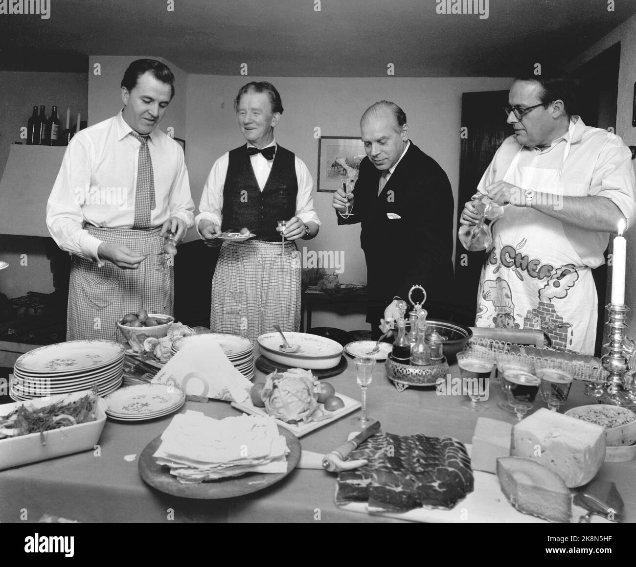 Noël Oslo 1958. Les membres Prominated de 'Press's Lutlag' ont composé ...