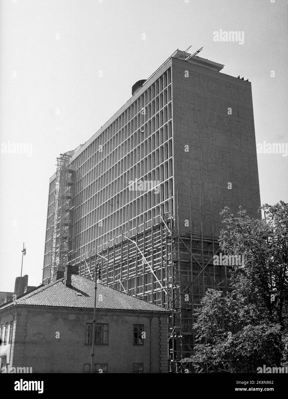 Oslo 19580724. Le nouvel édifice du gouvernement en construction, juin ...