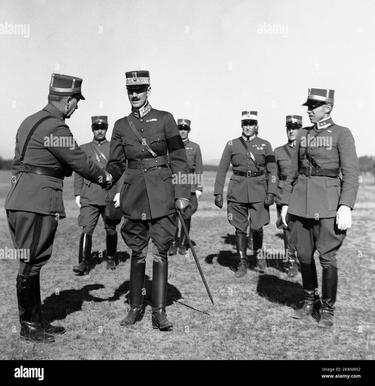 Gardermoen 19390920 le roi Haakon et le prince héritier Olav inspectent un exercice militaire à ...