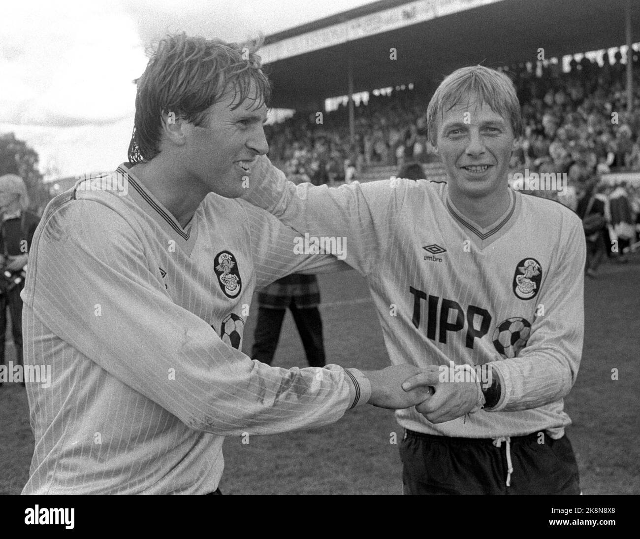 Lillestrøm 1985-09: Lillestrøm-Tromsø (2-0), stade Åråsen. Ballon de football semi-final NM. Tom ...