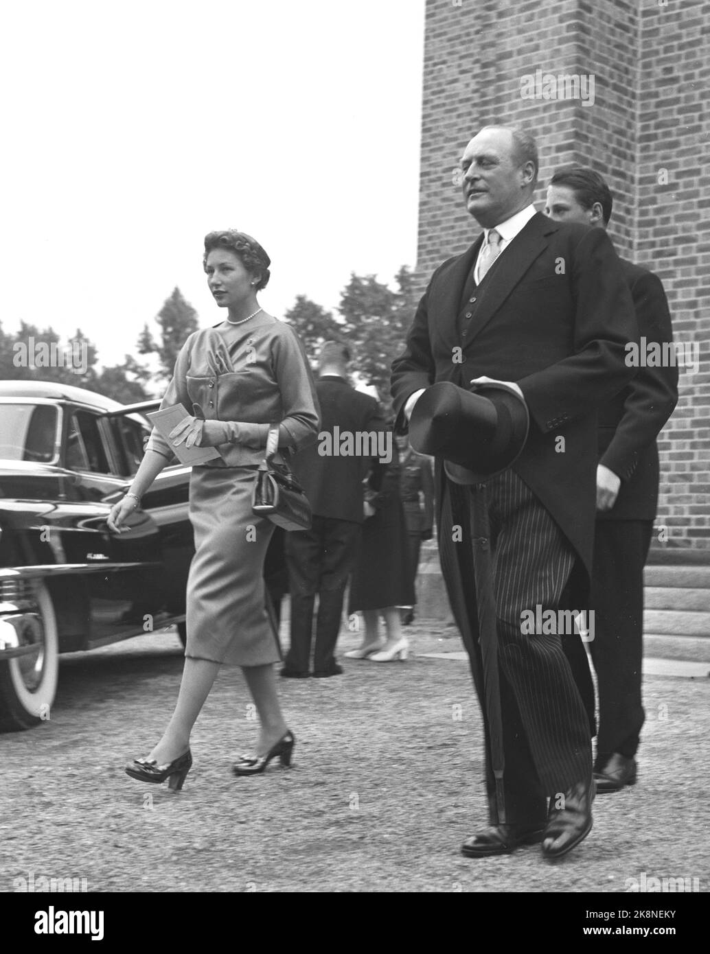 Asker 19540210. Prinsesse Ragnhild og Erling Lorentzen bærer stit ...