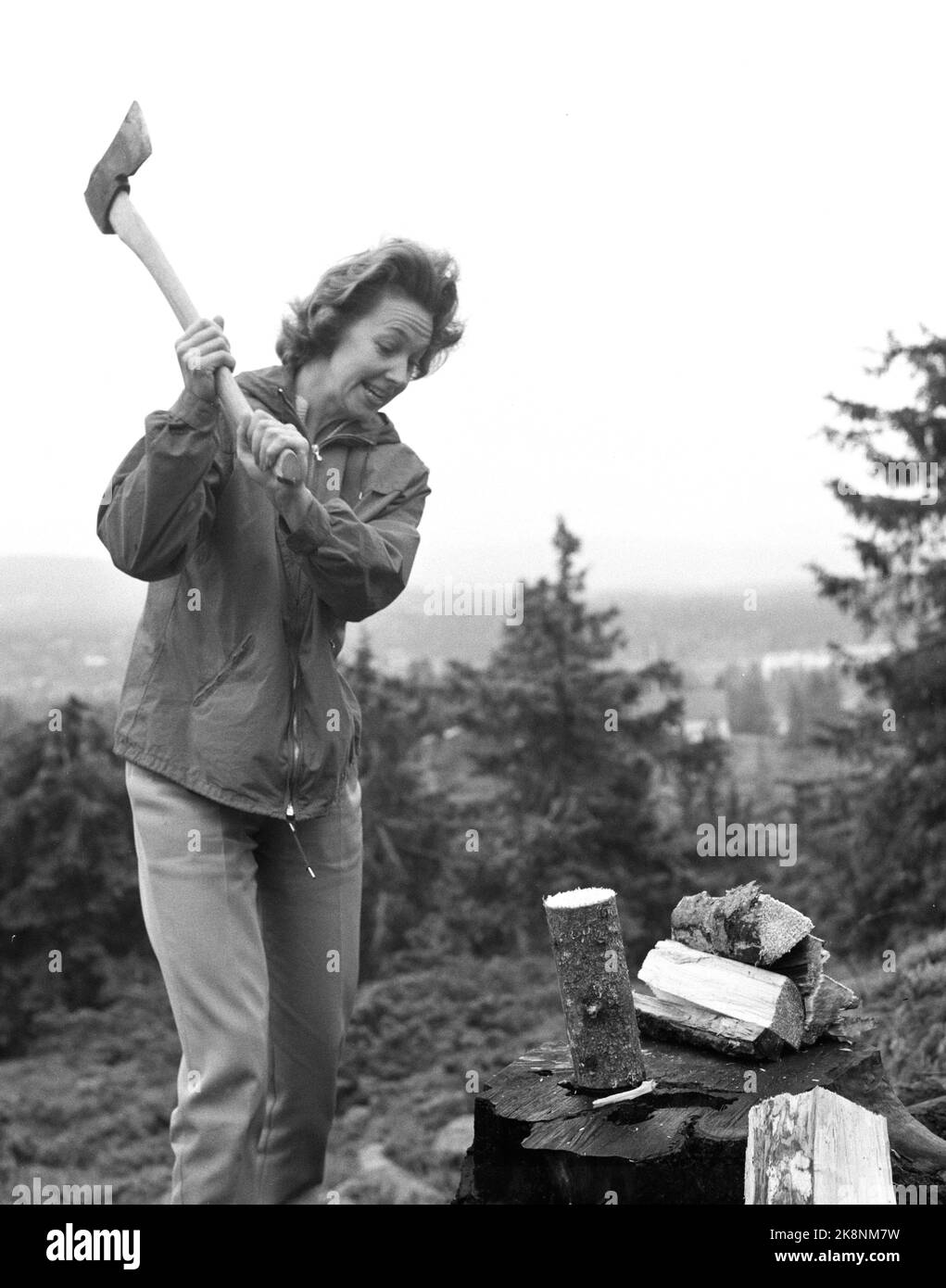 Sjusjøen 19580816. Hamarpiken Ruth et Willy Brandt Maire et Présidente ...