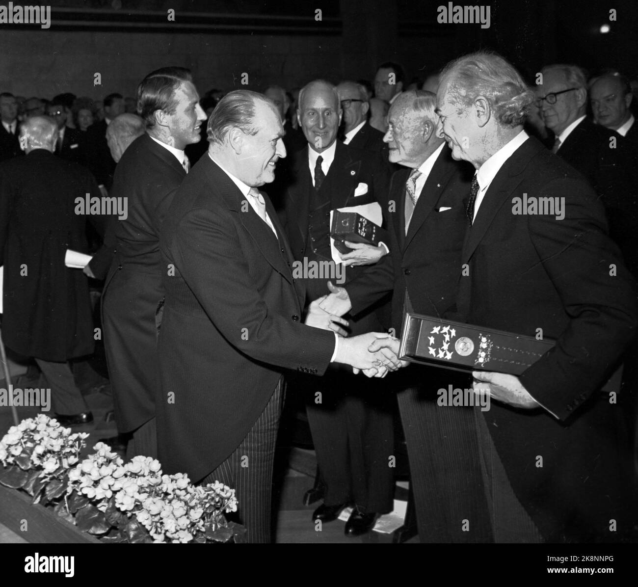 20001210 le Prix de la paix. Le Prix Nobel de la paix pour 1962 à Linus ...