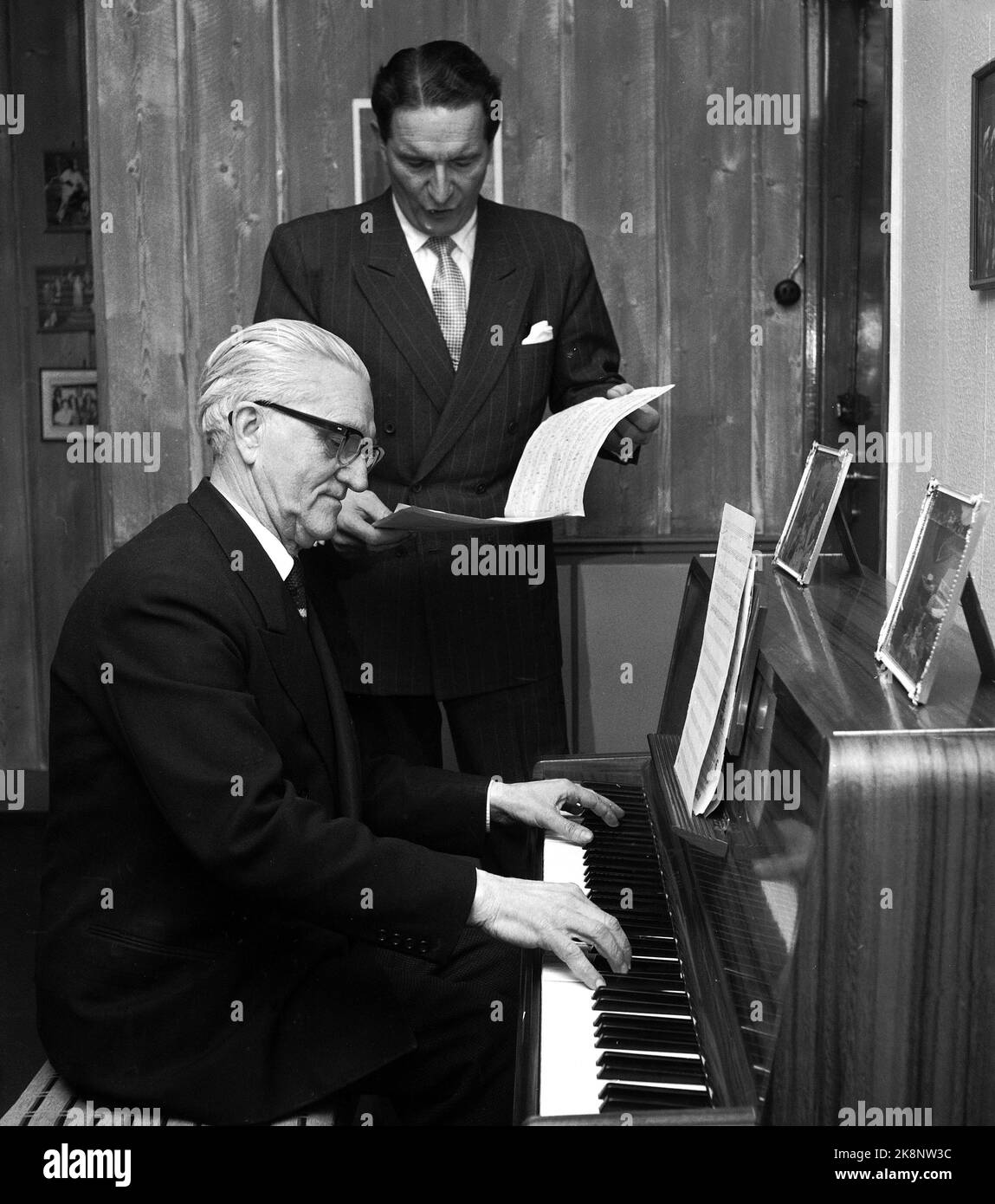 Le compositeur d'Oslo en 195704 Reidar Thommessen (1889-1986) au piano ...