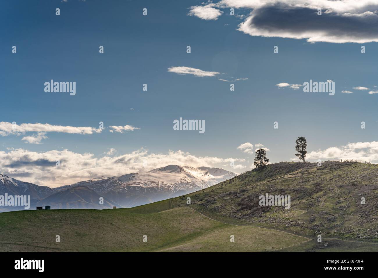 Vue magnifique sur la chaîne de montagnes depuis le point de vue de ...
