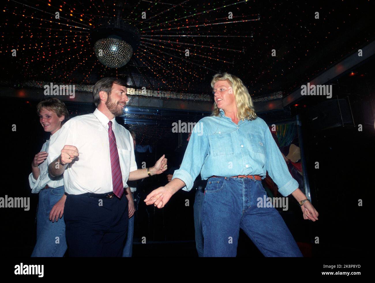 Séoul, Corée 19880929: Le président de handball Tor Lian Danser avec le ...