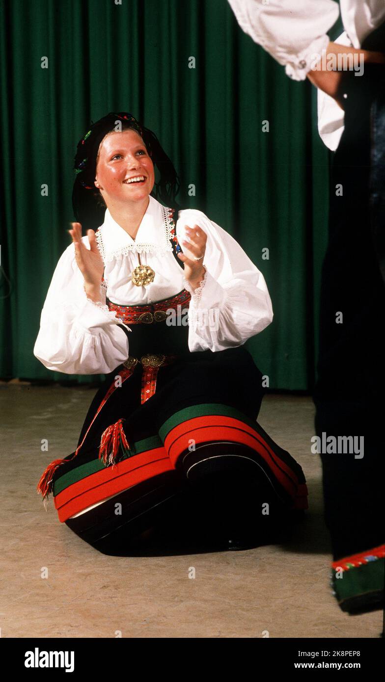 La princesse martha louise danse la danse folklorique setesdalsbunad ...