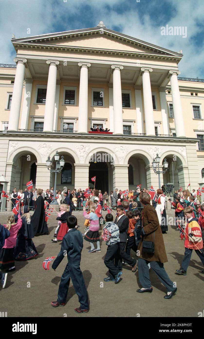 Oslo. La famille royale célèbre 17 mai. Ici, du balcon du château, ils ...