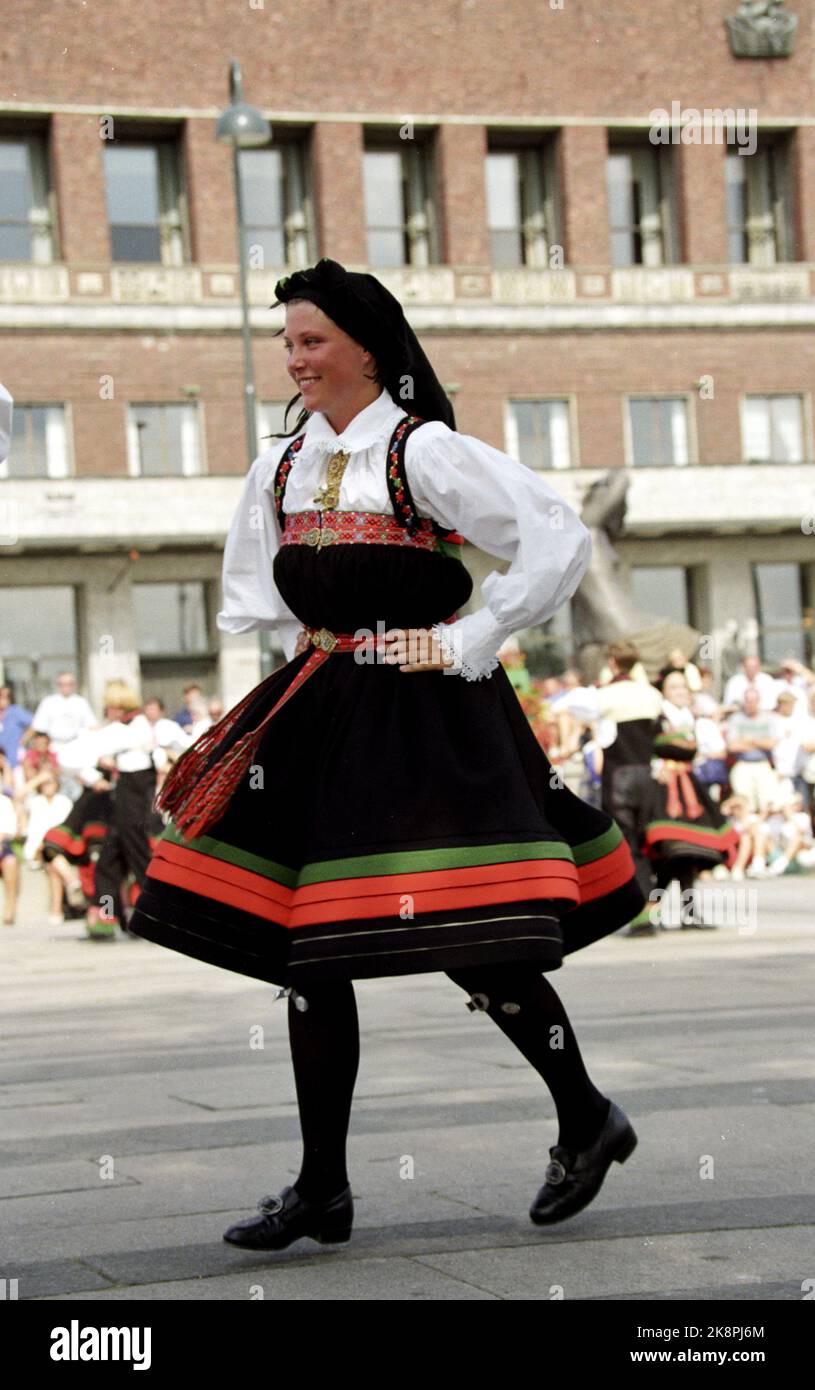 La princesse martha louise danse la danse folklorique setesdalsbunad ...