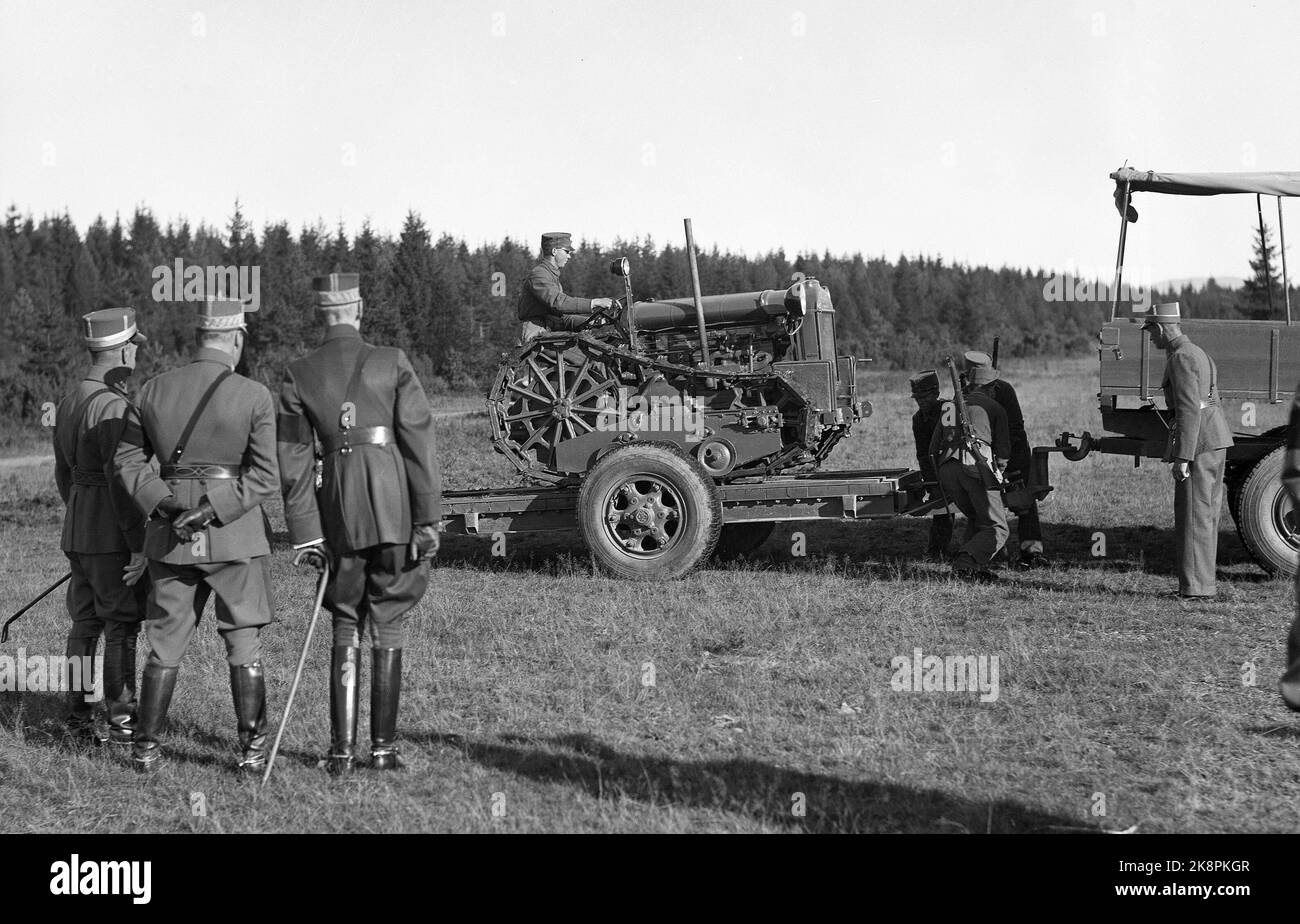 Gardermoen 19390920 le roi Haakon et le prince héritier Olav inspectent un exercice militaire à ...