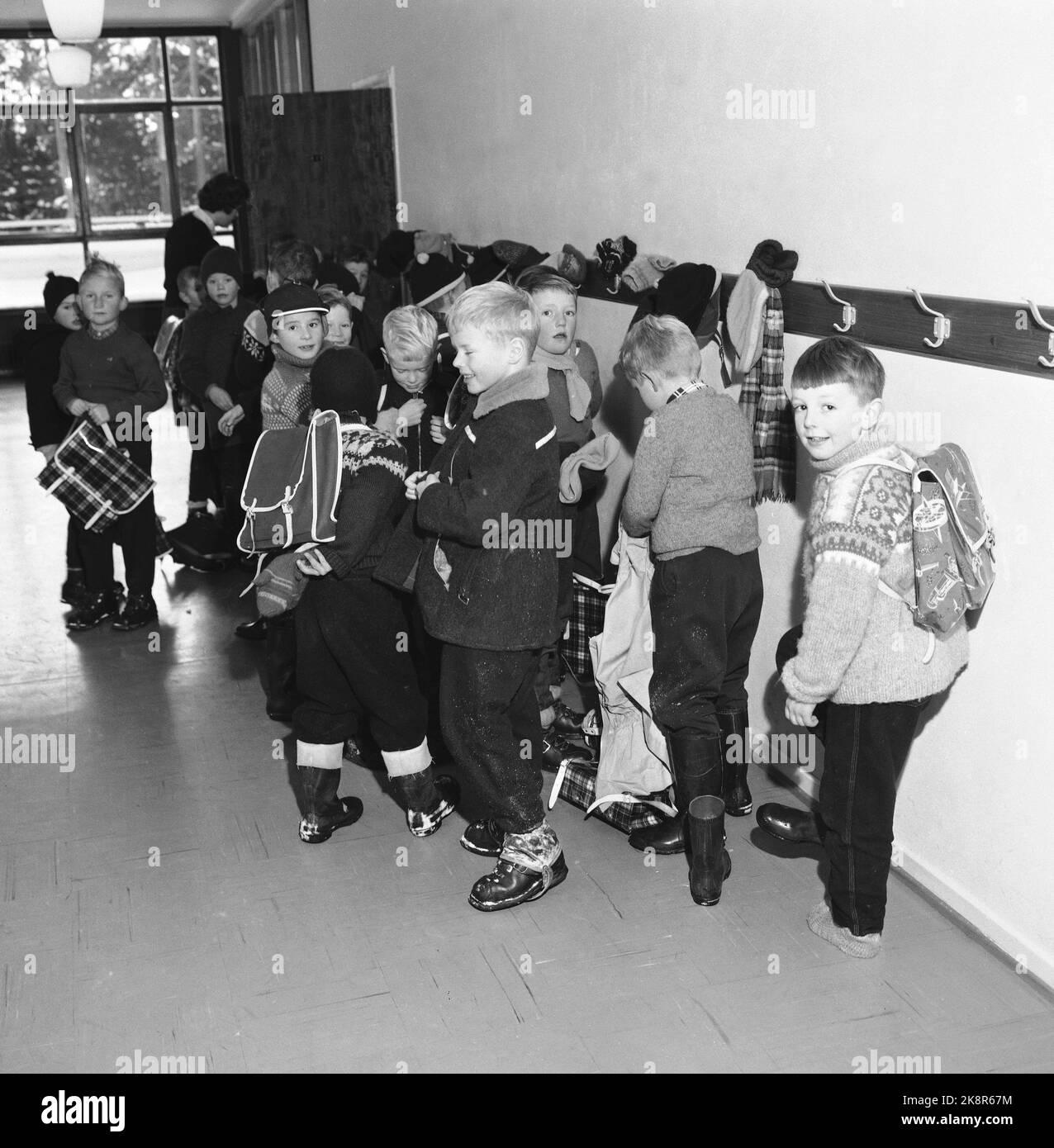 Oslo, 8 décembre 1959. École Hauketo à Prinsdal. Un cours dévêque le ...