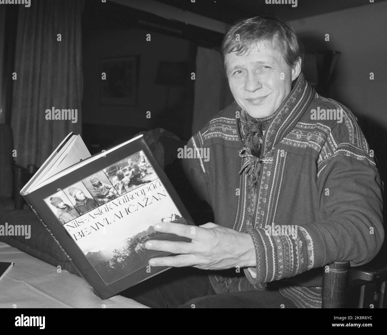 Oslo 19890120 portrait de l'artiste nils aslak valkeapaa en photo sami ...