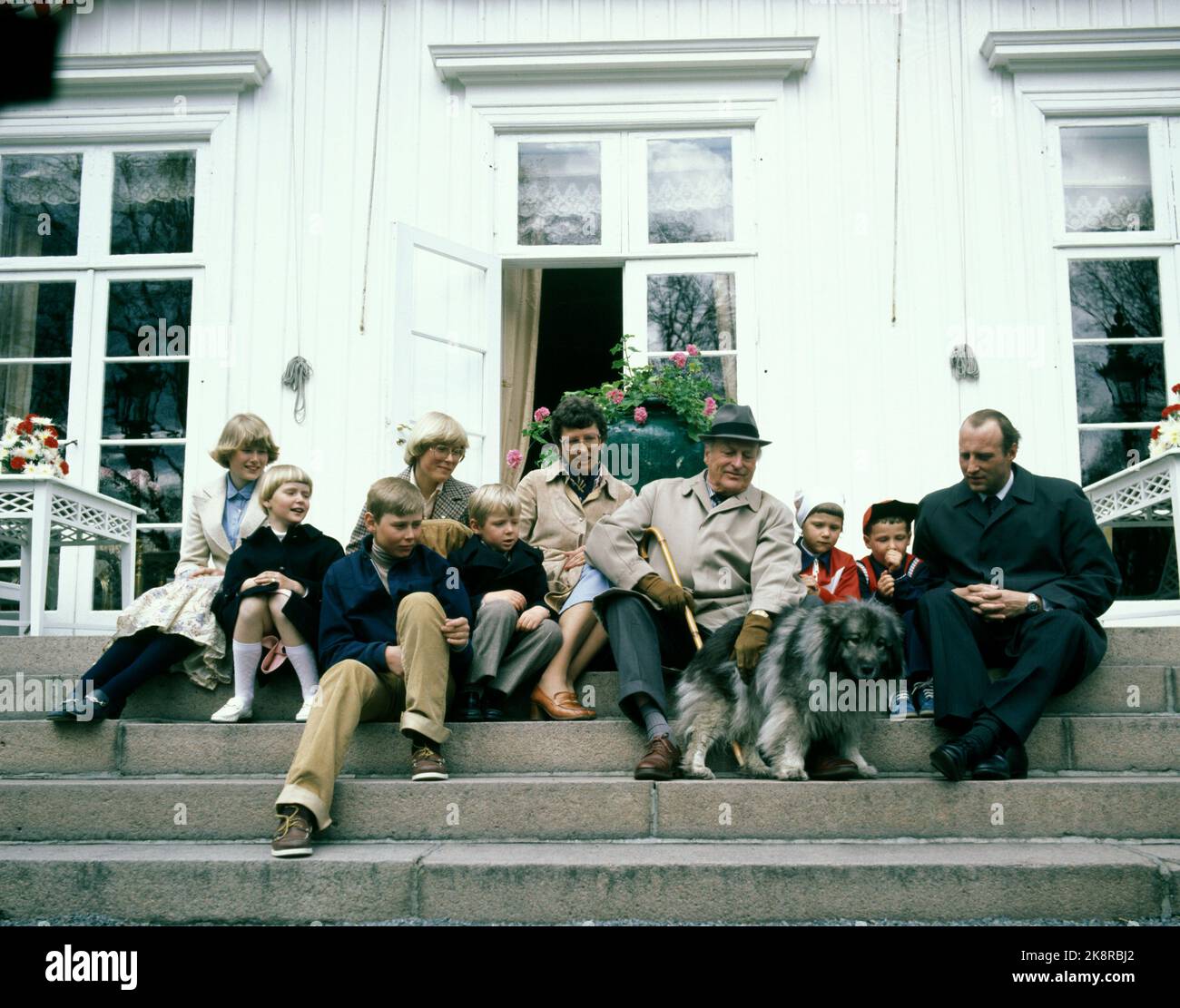 Oslo 1978-05-10: Roi Olav avec la famille à Bygdøy Kongsgård. Le roi ...