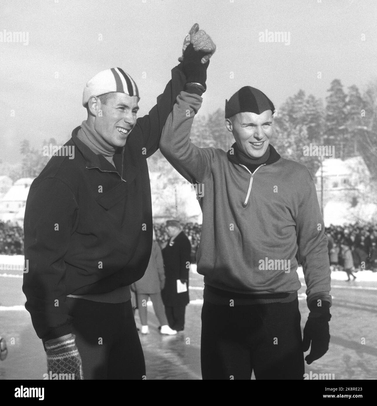 Notodden 19580118-19. NM skate le champion norvégien Knut Johannesen ...
