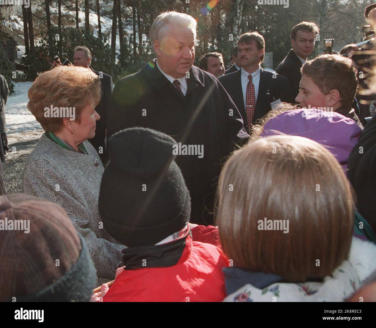 Oslo. Le président russe Boris Eltsine et sa femme Naina Yeltsina ...