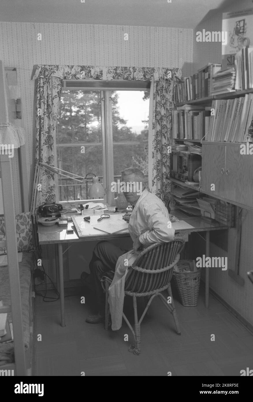 10 octobre 1959 d'Oslo. Kjell Aukrust à son lieu de travail à la maison ...