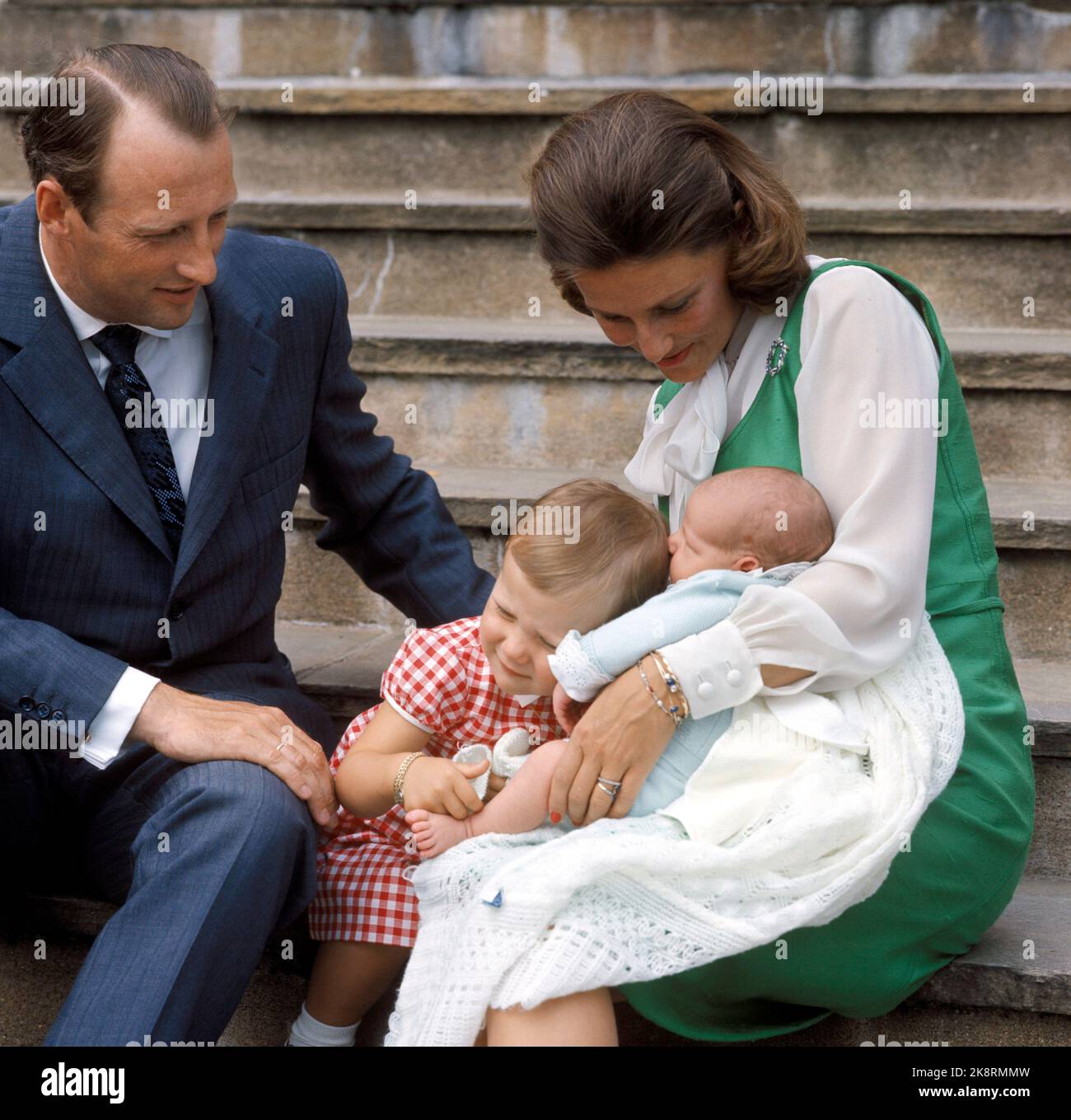 Asker 19730727: Le prince Haakon Magnus, un bébé, reçoit un bon câlin ...