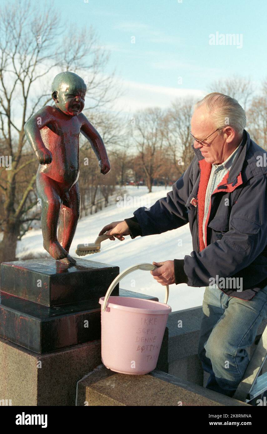 Oslo 19950206. Le gardien de Vigelandsparkens Hallvard Bergstig nettoie ...