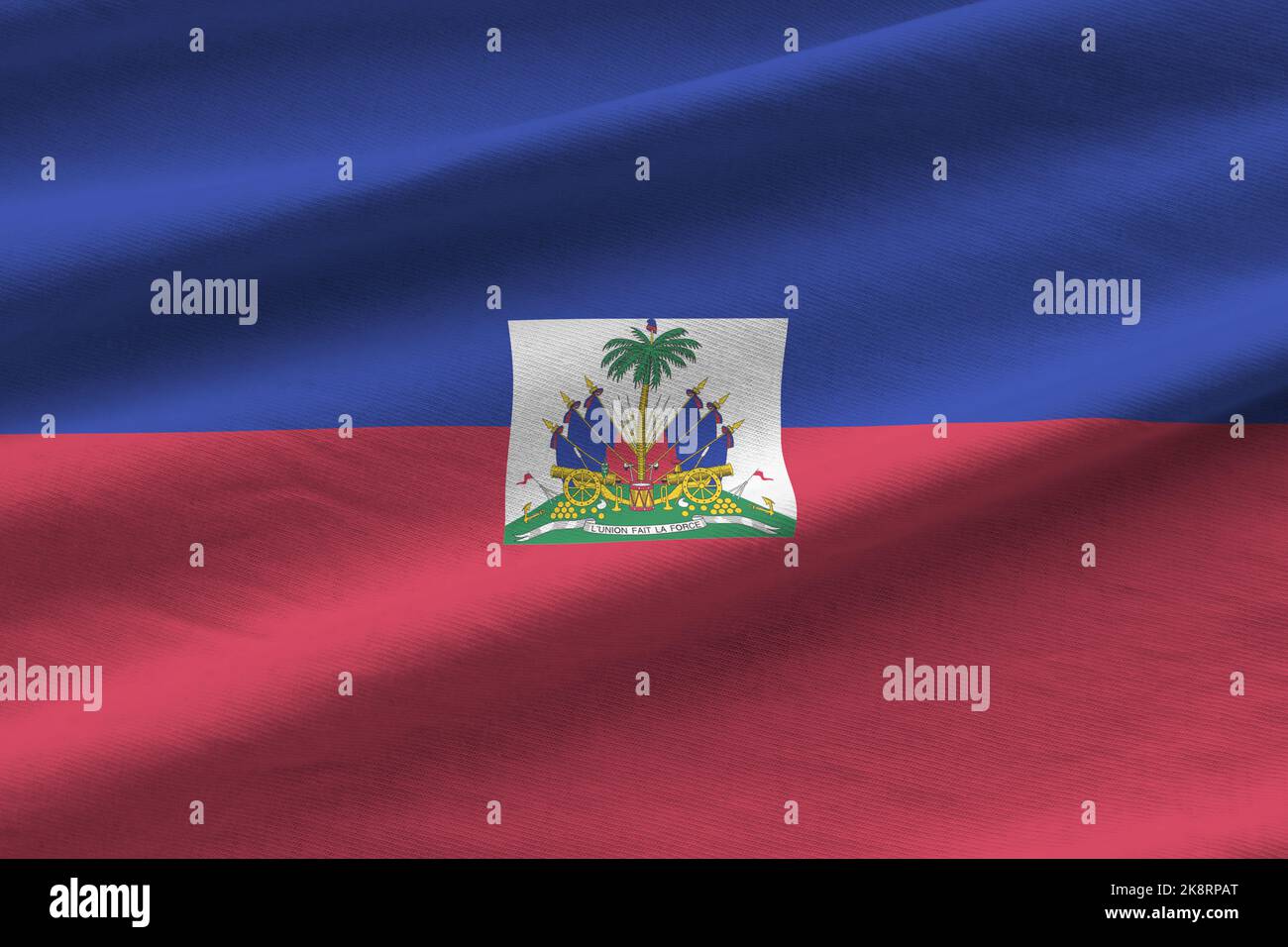 Drapeau d'Haïti avec de grands plis agitant de près sous la lumière du ...