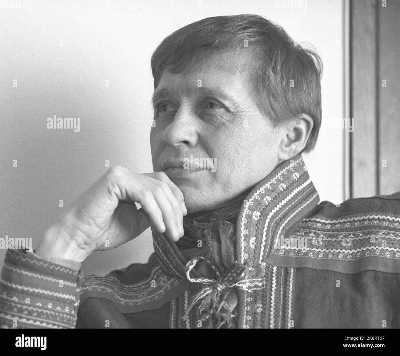 Oslo 19890120 portrait de l'artiste nils aslak valkeapaa en photo sami ...