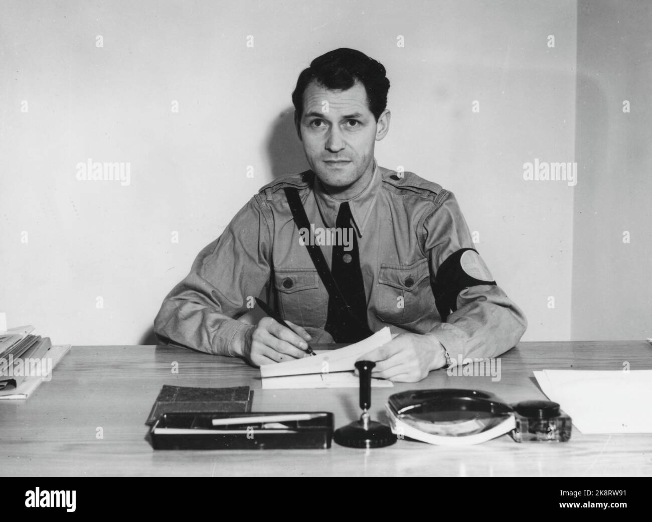 Oslo 19401205 charles hoff dans son bureau Banque de photographies et d ...
