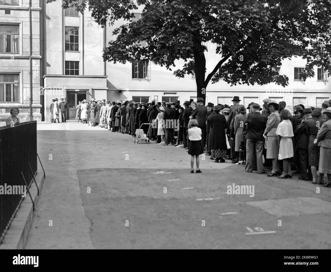 1940. Rationnement pendant la Seconde Guerre mondiale Voici une file d ...