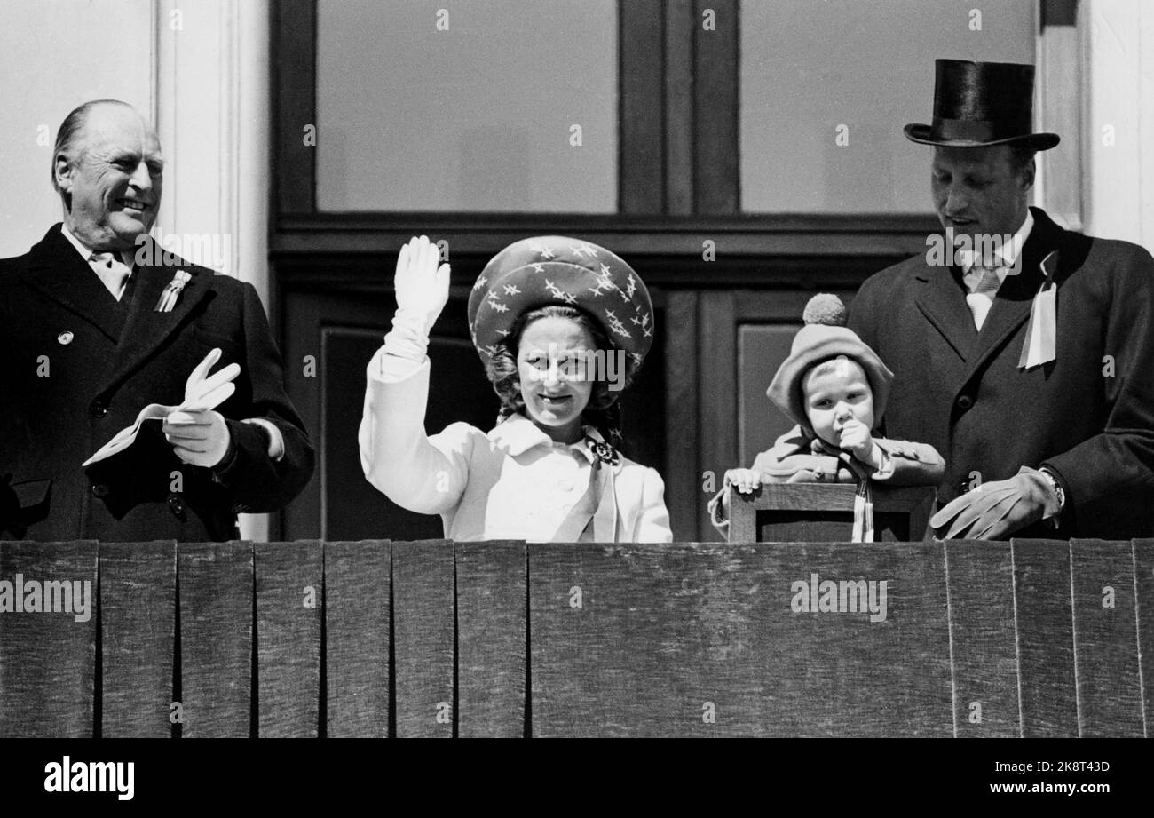 Oslo 19730517. Le roi Olav et la famille Crown Prince sur le balcon 17 ...