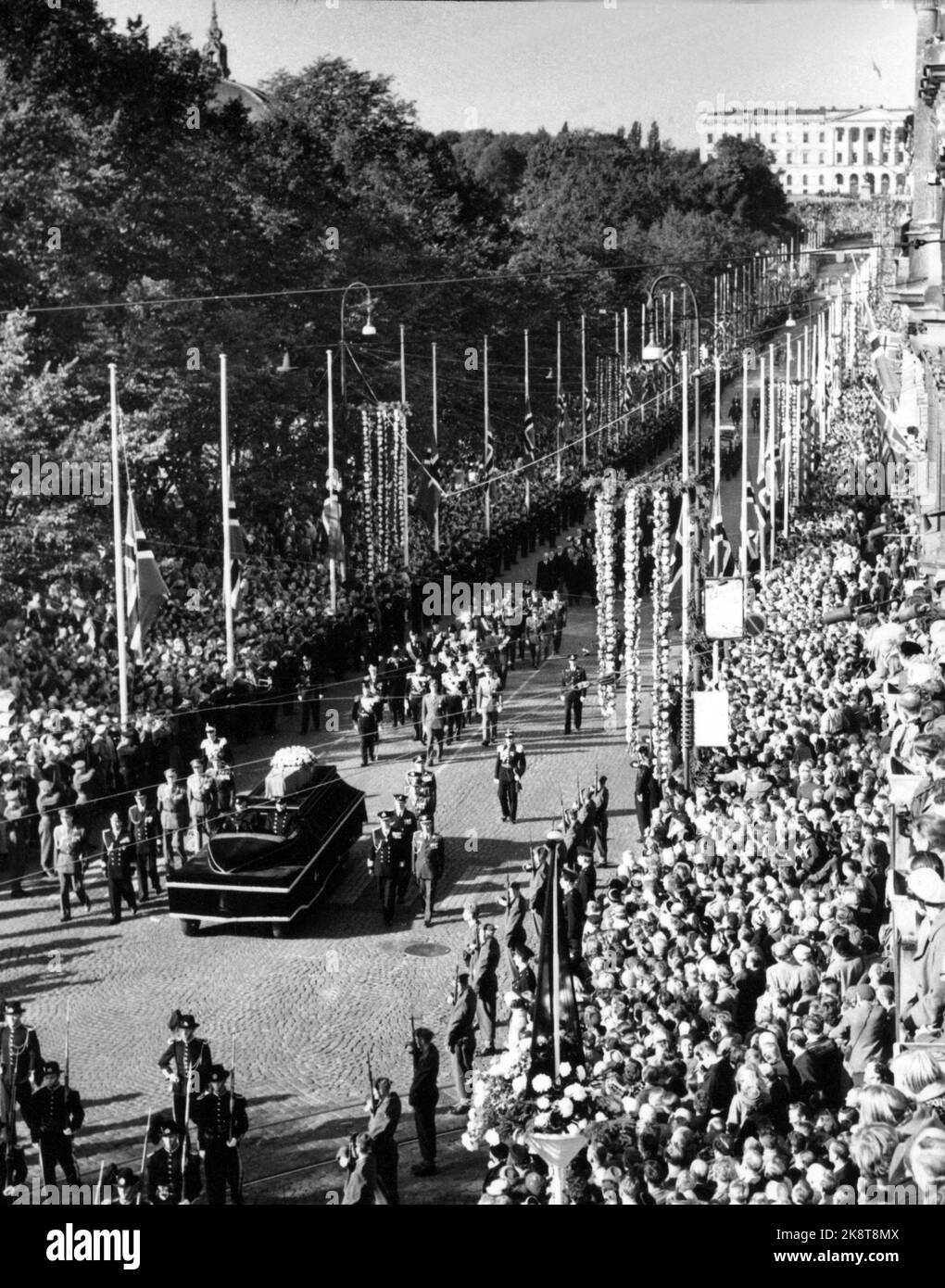 Oslo 19571001. Funérailles du roi Haakon. Le roi Olav et le prince ...