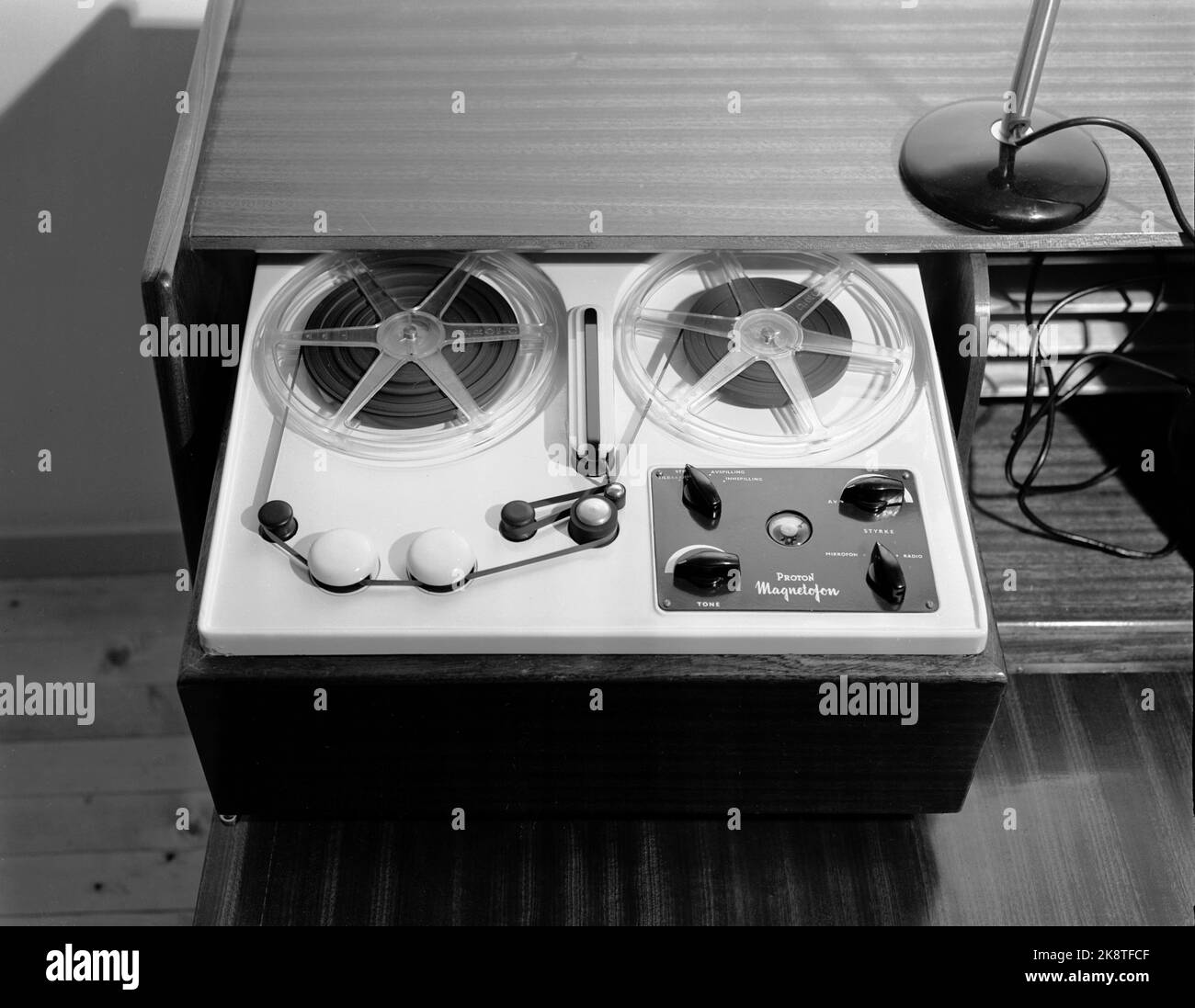 Oslo décembre 1949. Le magnétophone est introduit en Norvège. C'est la ...