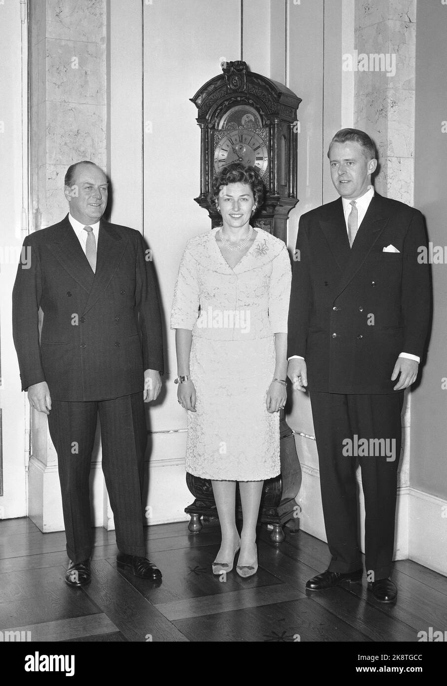 Oslo 19601114. Photographie au Château dans le cadre de l'engagement ...