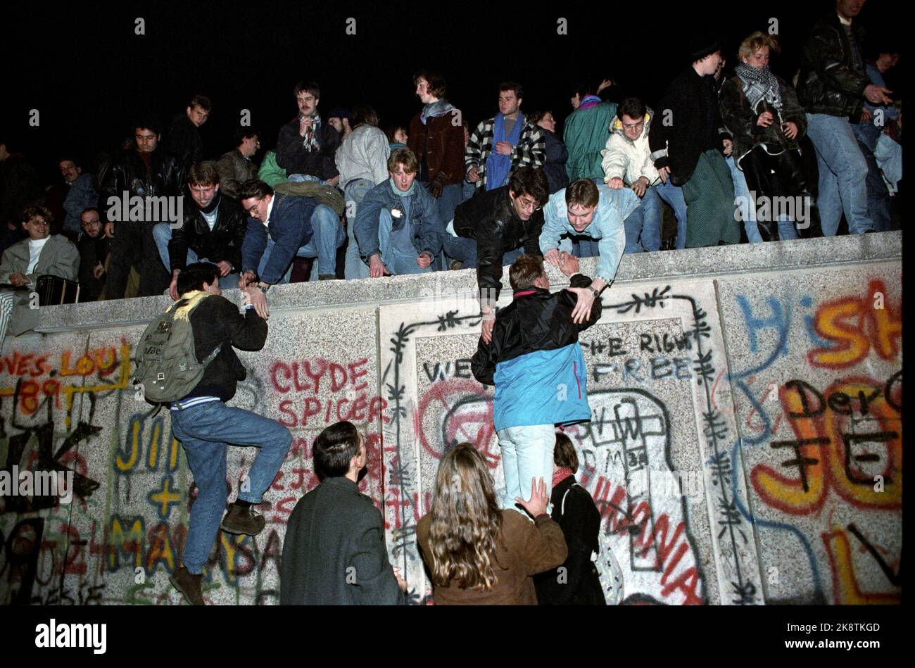 Berlin, Allemagne 19891110 chute du mur de Berlin: Des milliers de ...