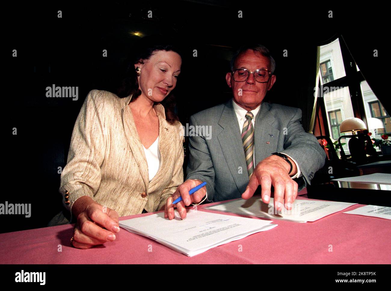 1994 ministre de la culture ase kleveland avec leif preus Banque de ...
