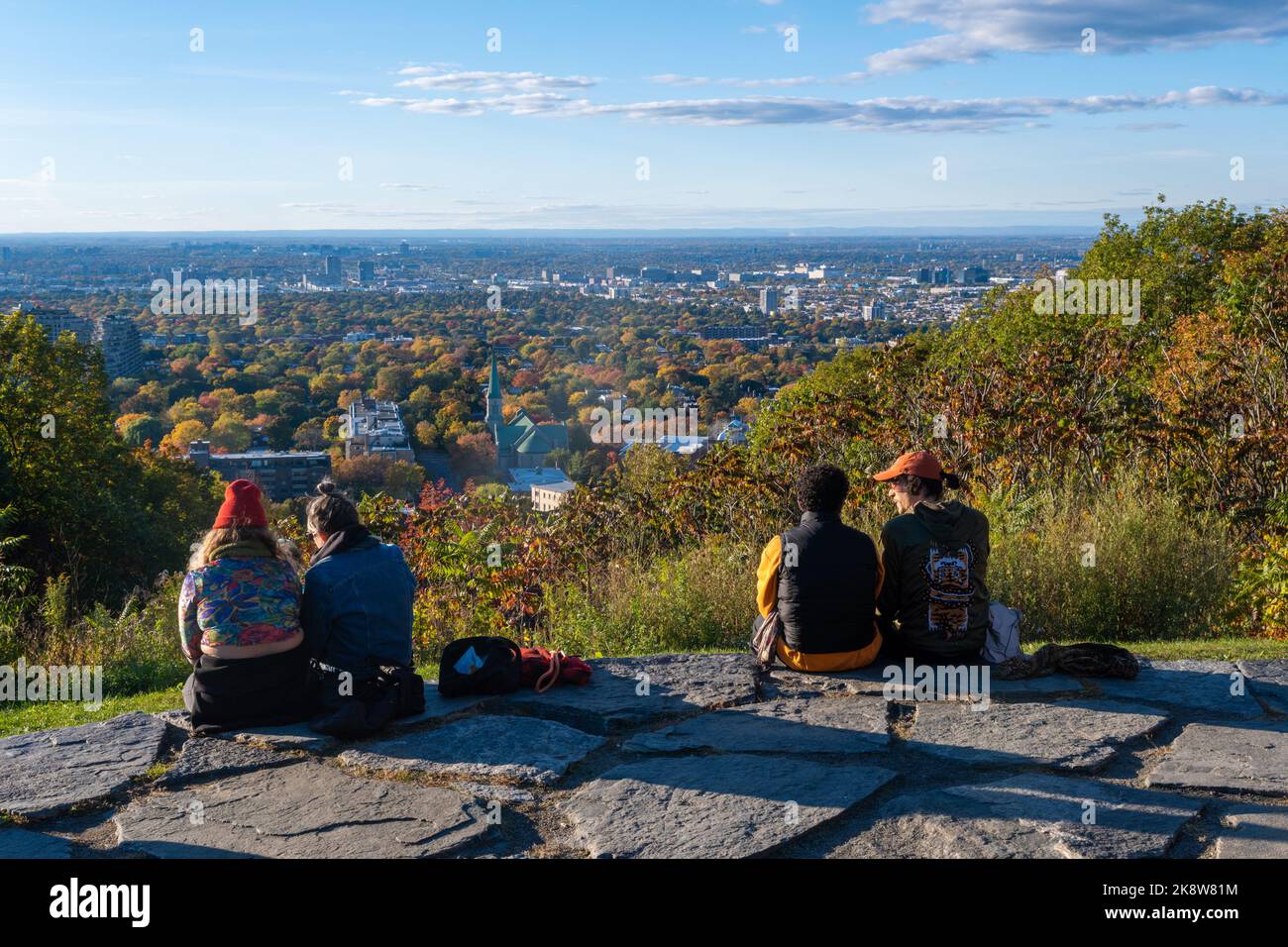 Montréal, CA - 10 octobre 2022 : les gens qui regardent la vue sur la ...