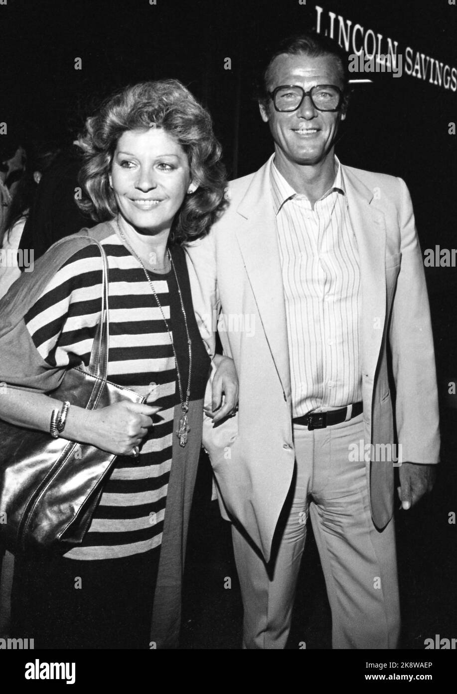 Roger moore with his wife luisa mattioli Banque de photographies et d’images à haute résolution ...