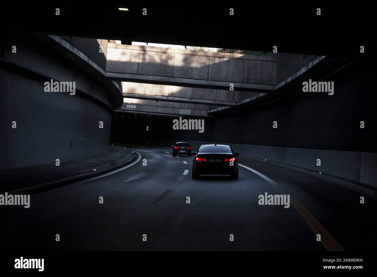 Voiture dans le tunnel de l'autoroute Banque de photographies et d’images à haute résolution - Alamy